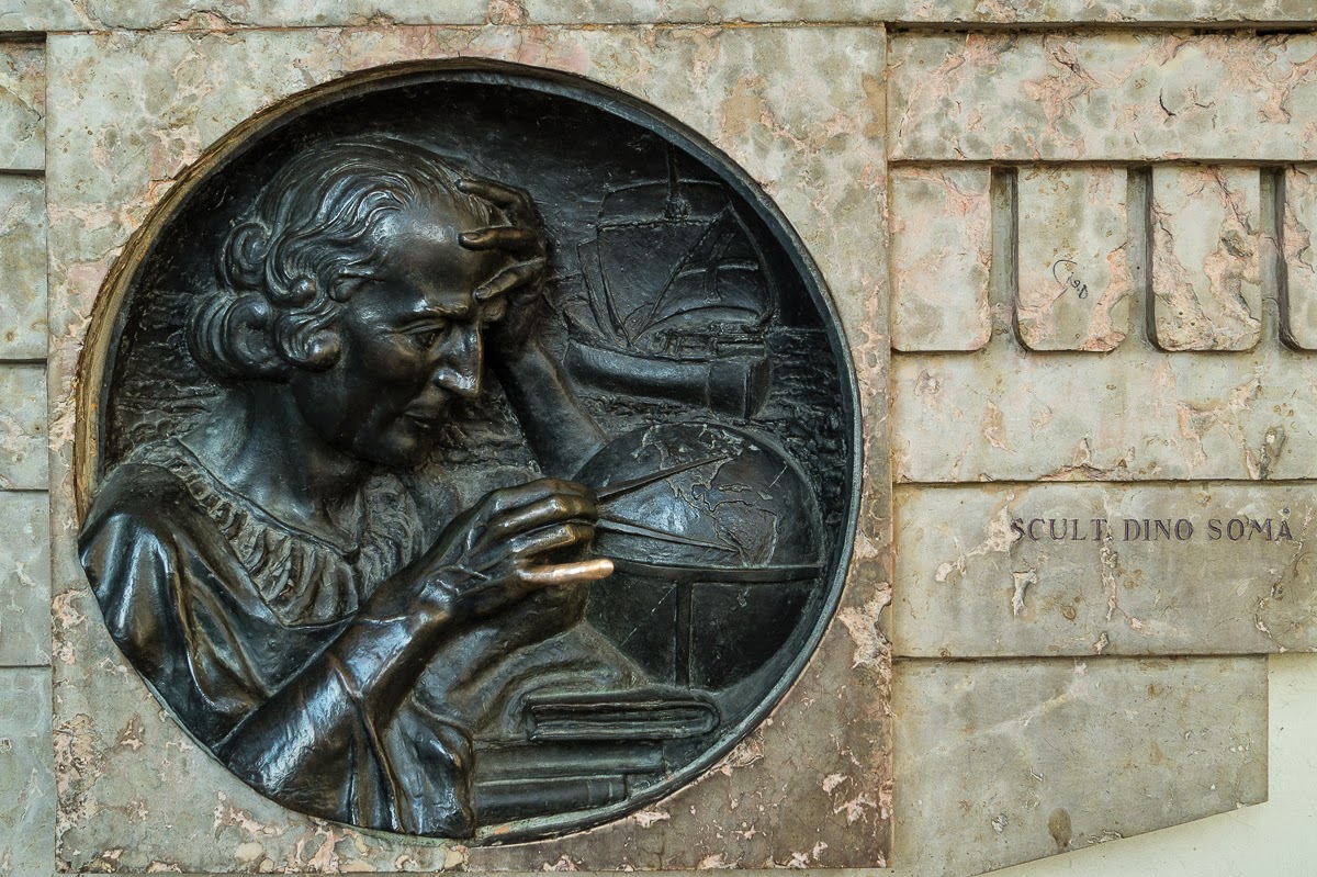 Il dito di Colombo in Piazza Castello – The Light Canvas